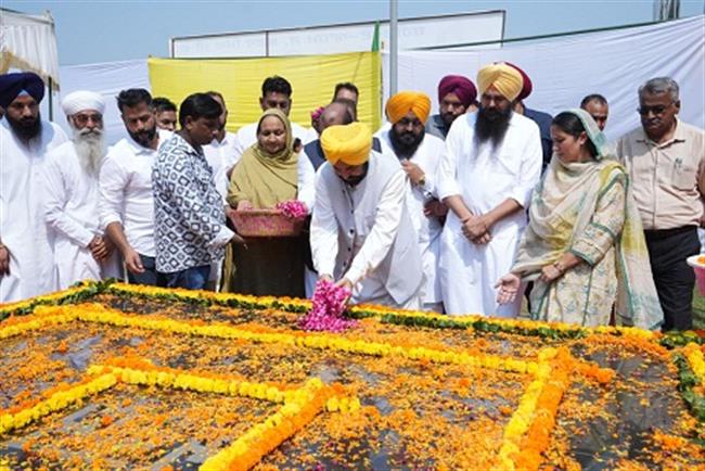 CM PAYS FLORAL TRIBUTE TO SHAHEED-E-AZAM BHAGAT SINGH AT KHATKAR KALAN