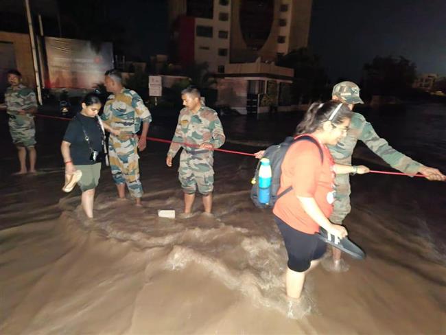 ARMY EVACUATED 900 STUDENTS OF CHITKARA UNIVERSITY, CLEARING WATER FROM ...
