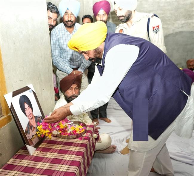 CM HANDS OVER RS 1 CRORE CHEQUE TO THE FAMILY OF MARTYR PARVINDER SINGH ...
