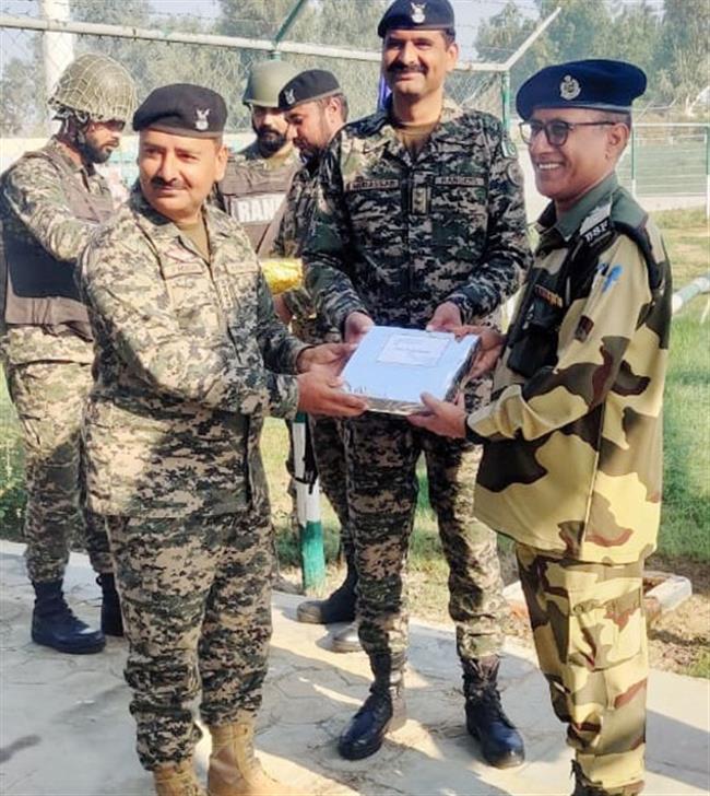 BSF OFFICERS EXCHANGE SWEETS WITH PAK RANGERS AT SADQI ON DIWALI