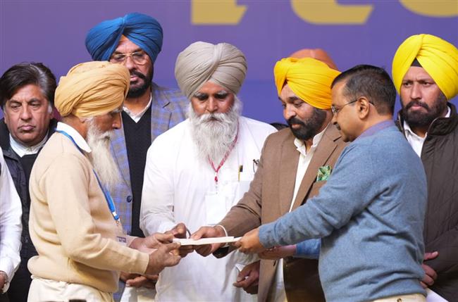BHAGWANT MANN AND ARVIND KEJRIWAL HANDS OVER CHEQUE WORTH RS 1 CRORE AS ...
